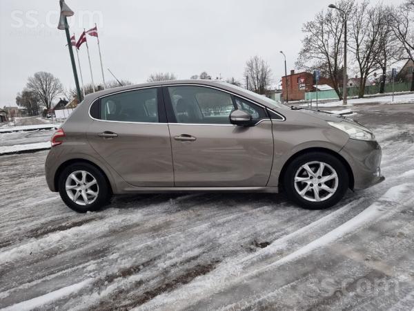 Brown Peugeot 208 2012 in Daugavpils, with an engine capacity of 1.40 L and mileage of 171 thousand km for 3500 €, photo 3 on AUTOMOTO.COM.LV