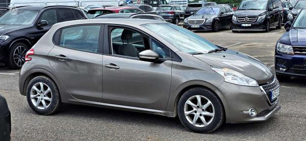 Brown Peugeot 208 2012 in Vilnius, with an engine capacity of 1.40 L and mileage of 214 thousand km for 2900 €, photo 8 on AUTOMOTO.COM.LV