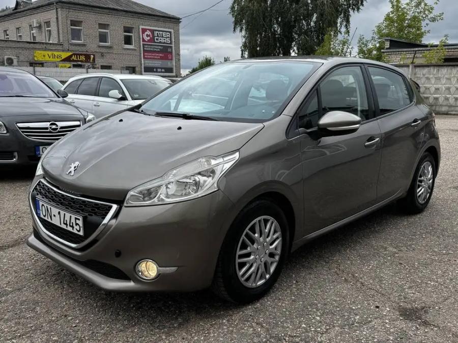 Brown Peugeot 208 2013 in Daugavpils, with an engine capacity of 1.20 L and mileage of 186 thousand km for 3800 €, photo 4 on AUTOMOTO.COM.LV