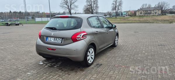 Brown Peugeot 208 2013 in Valmiera, with an engine capacity of 1.40 L and mileage of 238 thousand km for 2800 €, photo 3 on AUTOMOTO.COM.LV