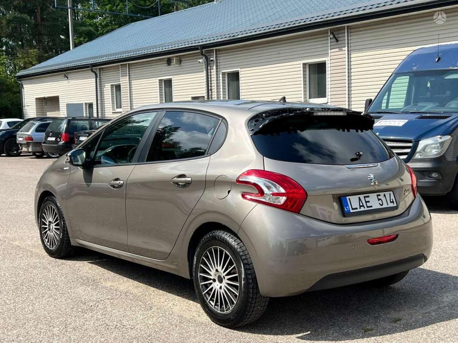 Brown Peugeot 208 2014 in Trakai, with an engine capacity of 1.56 L and mileage of 209 thousand km for 2500 €, photo 5 on AUTOMOTO.COM.LV