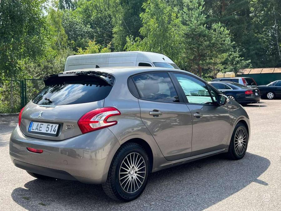 Brown Peugeot 208 2014 in Trakai, with an engine capacity of 1.56 L and mileage of 209 thousand km for 2500 €, photo 7 on AUTOMOTO.COM.LV