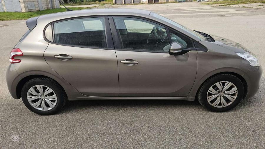 Brown Peugeot 208 2014 in Rokiskis, with an engine capacity of 1.20 L and mileage of 60 thousand km for 4100 €, photo 5 on AUTOMOTO.COM.LV