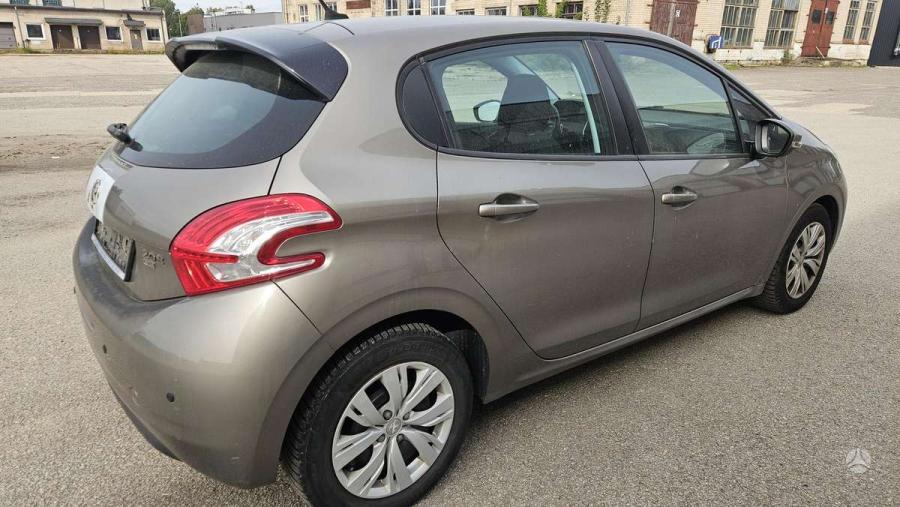 Brown Peugeot 208 2014 in Rokiskis, with an engine capacity of 1.20 L and mileage of 60 thousand km for 4100 €, photo 6 on AUTOMOTO.COM.LV