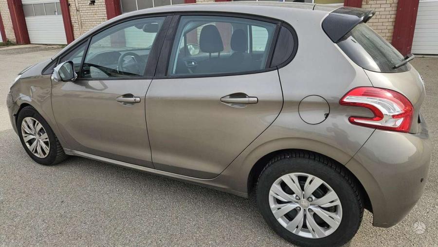 Brown Peugeot 208 2014 in Rokiskis, with an engine capacity of 1.20 L and mileage of 60 thousand km for 4100 €, photo 8 on AUTOMOTO.COM.LV