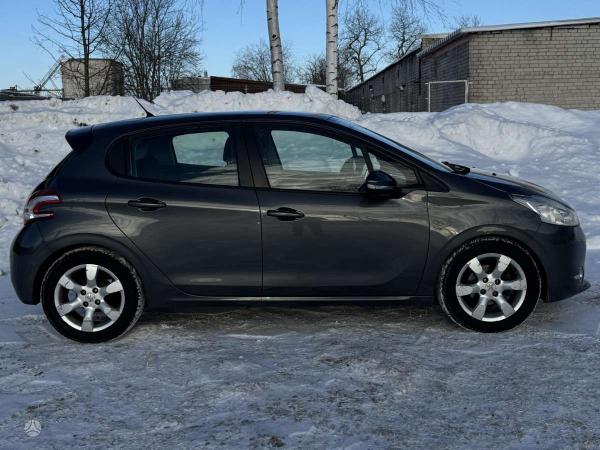 Pelēks Peugeot 208 2012 Viļņa, ar dzinēja tilpumu 1.40 L un nobraukumu 252 tūkst. km par 4590 €, foto 6 vietnē AUTOMOTO.COM.LV