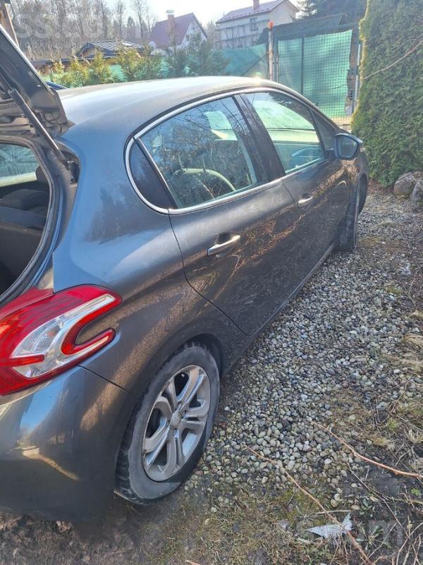Grey Peugeot 208 2012 in Riga, with an engine capacity of 1.60 L and mileage of 255 thousand km for 2500 €, photo 2 on AUTOMOTO.COM.LV