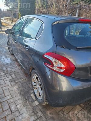 Grey Peugeot 208 2012 in Riga, with an engine capacity of 1.60 L and mileage of 255 thousand km for 2500 €, photo 5 on AUTOMOTO.COM.LV