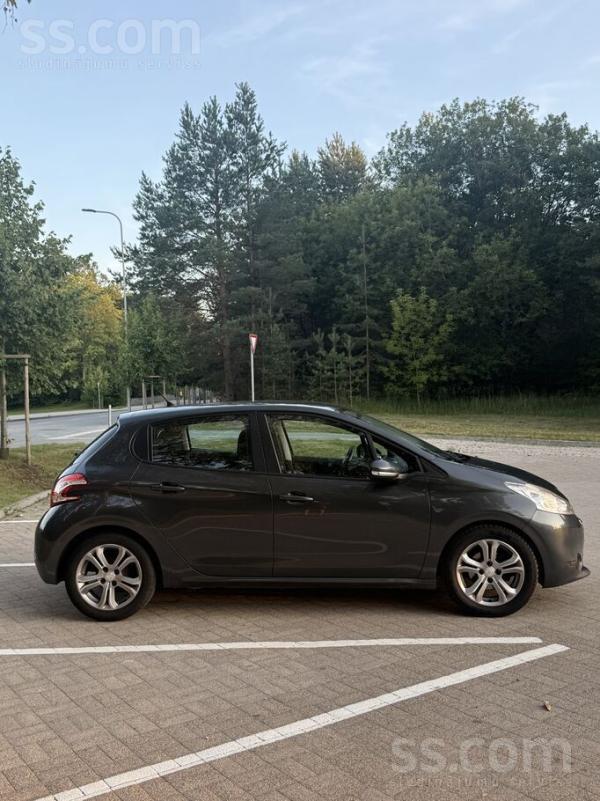 Grey Peugeot 208 2012 in Tukums, with an engine capacity of 1.40 L and mileage of 0 thousand km for 3490 €, photo 4 on AUTOMOTO.COM.LV