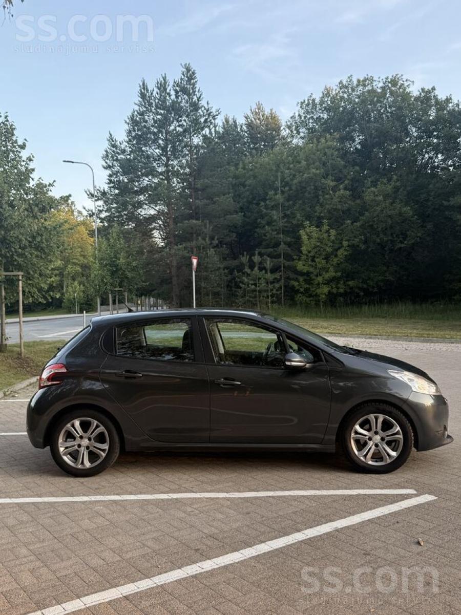 Grey Peugeot 208 2012 in Tukums, with an engine capacity of 1.40 L and mileage of 0 thousand km for 3490 €, photo 5 on AUTOMOTO.COM.LV