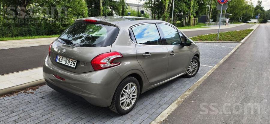 Grey Peugeot 208 2012 in Riga, with an engine capacity of 1.60 L and mileage of 98 thousand km for 3700 €, photo 3 on AUTOMOTO.COM.LV