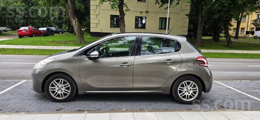 Grey Peugeot 208 2012 in Riga, with an engine capacity of 1.60 L and mileage of 98 thousand km for 3700 €, photo 6 on AUTOMOTO.COM.LV