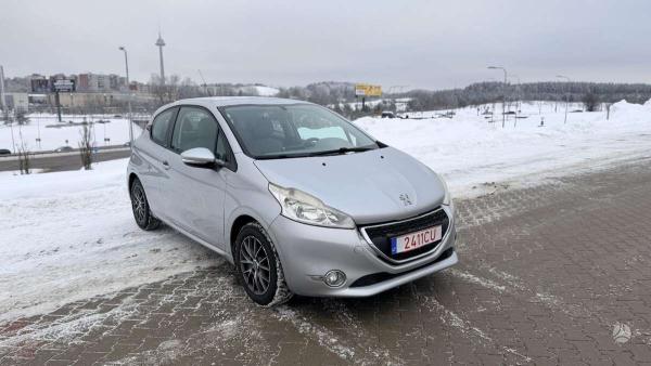 Pelēks Peugeot 208 2013 Viļņa, ar dzinēja tilpumu 1.20 L un nobraukumu 175 tūkst. km par 2850 €, foto 2 vietnē AUTOMOTO.COM.LV