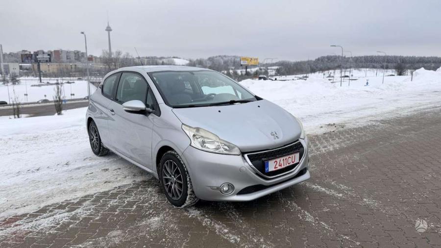 Pelēks Peugeot 208 2013 Viļņa, ar dzinēja tilpumu 1.20 L un nobraukumu 175 tūkst. km par 2850 €, foto 2 vietnē AUTOMOTO.COM.LV