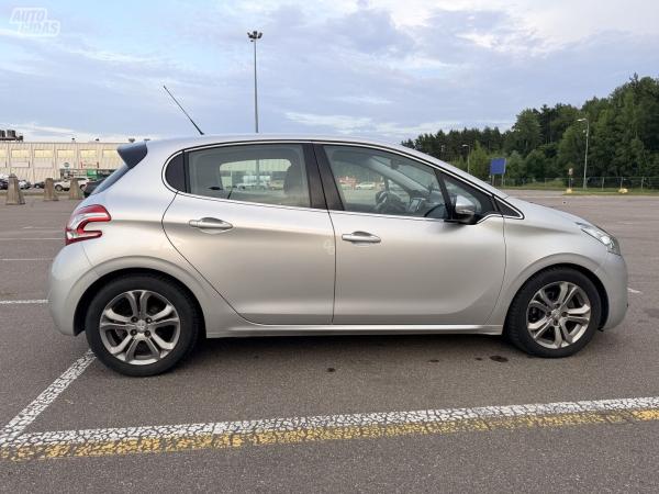 Grey Peugeot 208 2013 in Vilnius, with an engine capacity of 1.60 L and mileage of 106 thousand km for 5200 €, photo 9 on AUTOMOTO.COM.LV