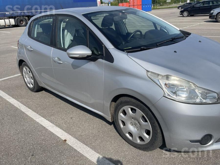 Pelēks Peugeot 208 2013 Daugavpils, ar dzinēja tilpumu 1.40 L un nobraukumu 132 tūkst. km par 3000 €, foto 1 vietnē AUTOMOTO.COM.LV