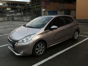 Pelēks Peugeot 208 2013 Viļņa, ar dzinēja tilpumu 1.20 L un nobraukumu 240 tūkst. km par 2300 €, foto  vietnē AUTOMOTO.COM.LV