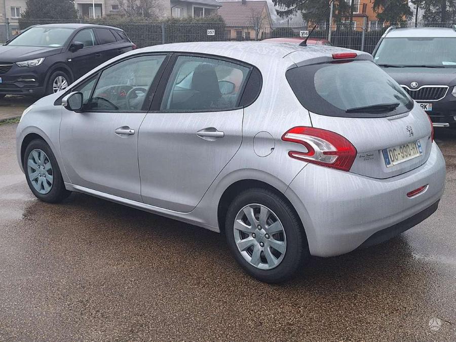 Grey Peugeot 208 2014 in Taurage, with an engine capacity of 1.00 L and mileage of 119 thousand km for 2950 €, photo 6 on AUTOMOTO.COM.LV