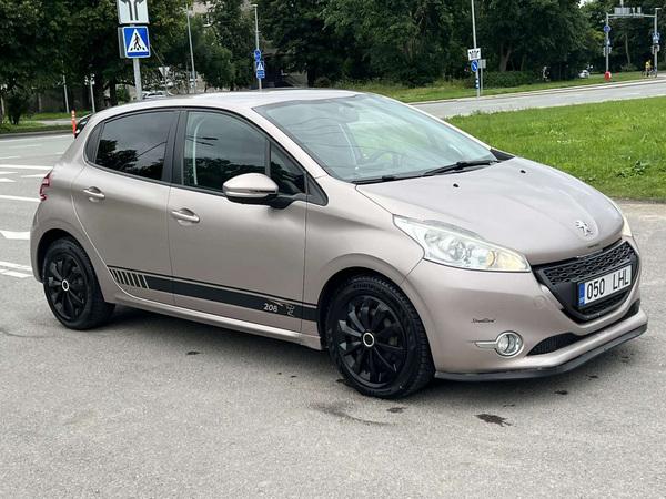 Grey Peugeot 208 2014 in Narva, with an engine capacity of 1.20 L and mileage of 168 thousand km for 2999 €, photo 2 on AUTOMOTO.COM.LV