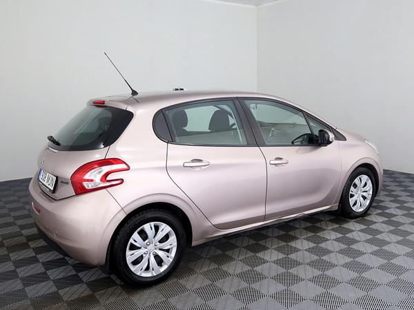 Pelēks Peugeot 208 2014 Tallina, ar dzinēja tilpumu 1.20 L un nobraukumu 105 tūkst. km par 2799 €, foto 3 vietnē AUTOMOTO.COM.LV