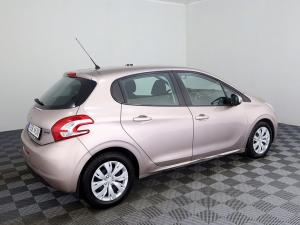 Pelēks Peugeot 208 2014 Tallina, ar dzinēja tilpumu 1.20 L un nobraukumu 105 tūkst. km par 2799 €, foto 12 vietnē AUTOMOTO.COM.LV