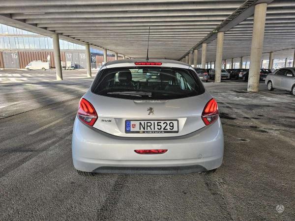 Grey Peugeot 208 2015 in Kaunas, with an engine capacity of 1.20 L and mileage of 167 thousand km for 3599 €, photo 5 on AUTOMOTO.COM.LV