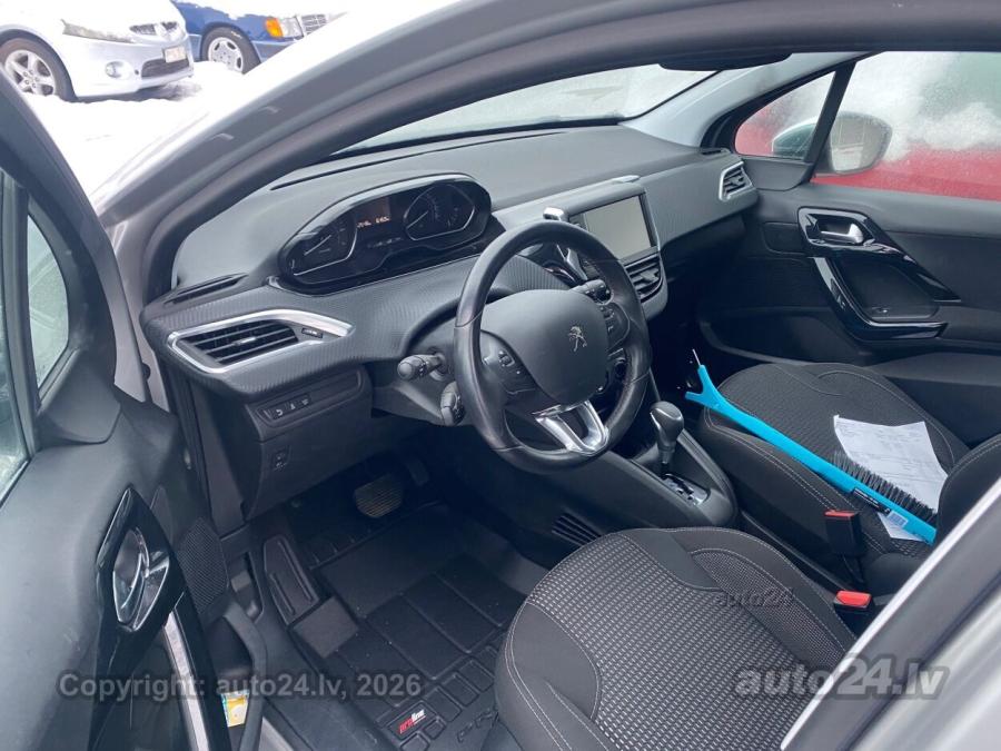 Pelēks Peugeot 208 2015 Tallina, ar dzinēja tilpumu 1.20 L un nobraukumu 60 tūkst. km par 5000 €, foto 3 vietnē AUTOMOTO.COM.LV