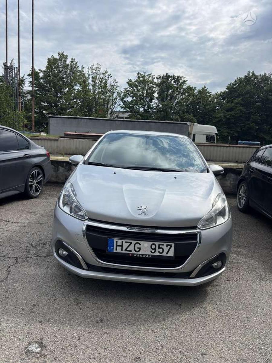 Grey Peugeot 208 2015 in Kaunas, with an engine capacity of 1.56 L and mileage of 240 thousand km for 3500 €, photo 1 on AUTOMOTO.COM.LV