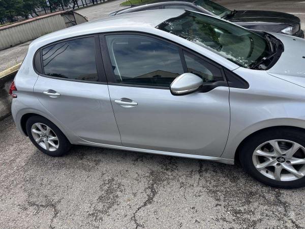 Pelēks Peugeot 208 2015 Kauņa, ar dzinēja tilpumu 1.56 L un nobraukumu 240 tūkst. km par 3500 €, foto 2 vietnē AUTOMOTO.COM.LV