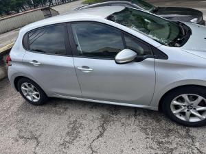 Grey Peugeot 208 2015 in Kaunas, with an engine capacity of 1.56 L and mileage of 240 thousand km for 3500 €, photo 3 on AUTOMOTO.COM.LV