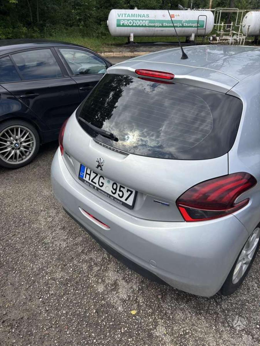 Grey Peugeot 208 2015 in Kaunas, with an engine capacity of 1.56 L and mileage of 240 thousand km for 3500 €, photo 5 on AUTOMOTO.COM.LV