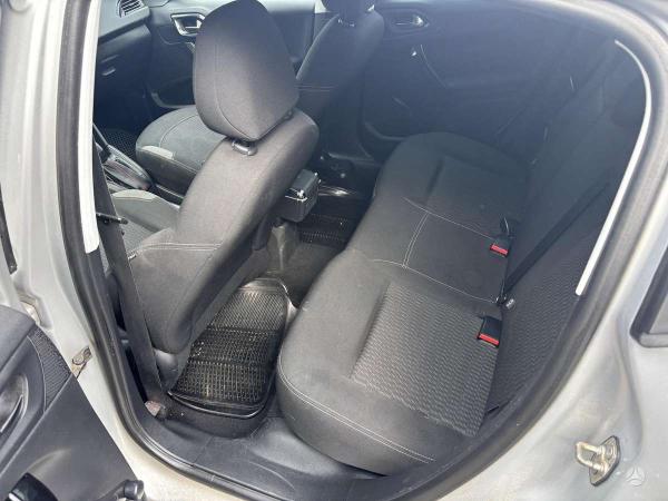 Pelēks Peugeot 208 2015 Kauņa, ar dzinēja tilpumu 1.56 L un nobraukumu 240 tūkst. km par 3500 €, foto 5 vietnē AUTOMOTO.COM.LV