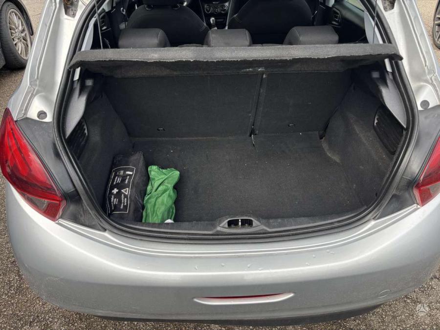 Grey Peugeot 208 2015 in Kaunas, with an engine capacity of 1.56 L and mileage of 240 thousand km for 3500 €, photo 9 on AUTOMOTO.COM.LV