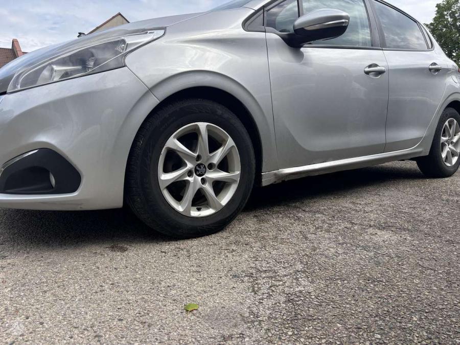 Grey Peugeot 208 2015 in Kaunas, with an engine capacity of 1.56 L and mileage of 240 thousand km for 3500 €, photo 11 on AUTOMOTO.COM.LV