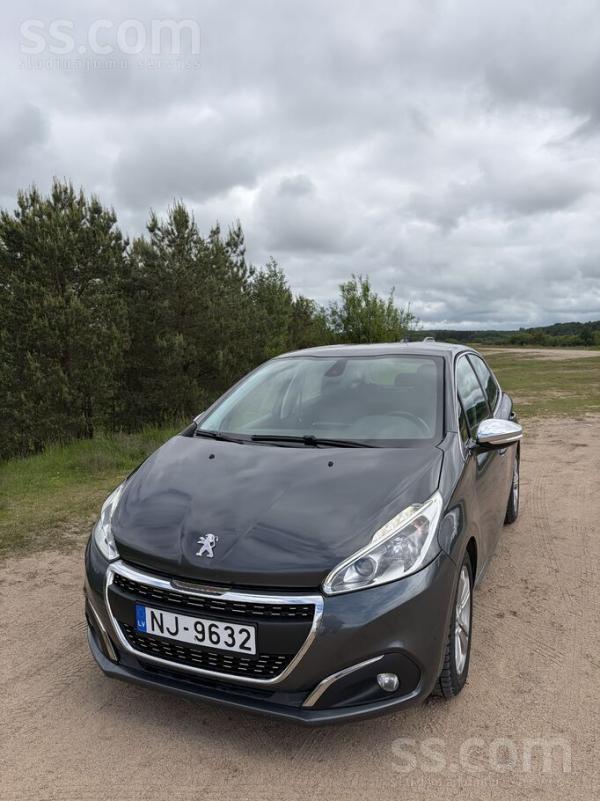Grey Peugeot 208 2015 in Daugavpils, with an engine capacity of 1.60 L and mileage of 160 thousand km for 6000 €, photo 1 on AUTOMOTO.COM.LV