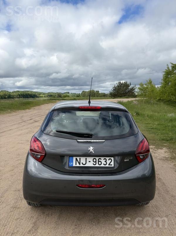 Grey Peugeot 208 2015 in Daugavpils, with an engine capacity of 1.60 L and mileage of 160 thousand km for 6000 €, photo 2 on AUTOMOTO.COM.LV