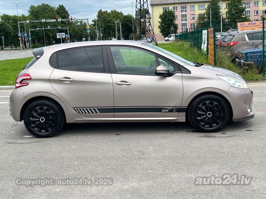 Pelēks Peugeot 208 2015 Narva, ar dzinēja tilpumu 1.20 L un nobraukumu 168 tūkst. km par 2999 €, foto 5 vietnē AUTOMOTO.COM.LV