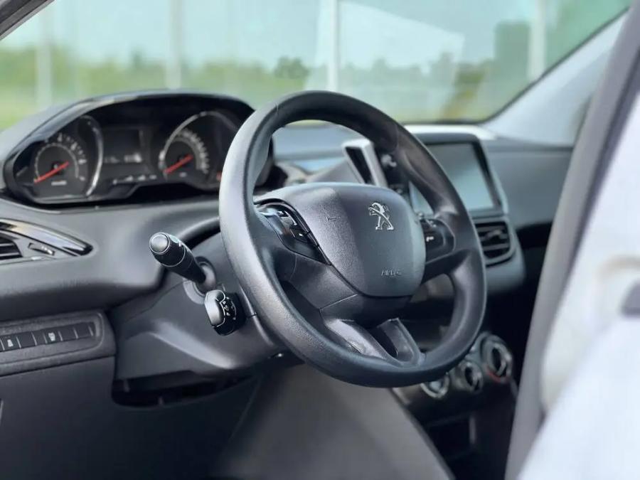Pelēks Peugeot 208 2015 Rēzekne, ar dzinēja tilpumu 1.00 L un nobraukumu 141 tūkst. km par 2650 €, foto 14 vietnē AUTOMOTO.COM.LV