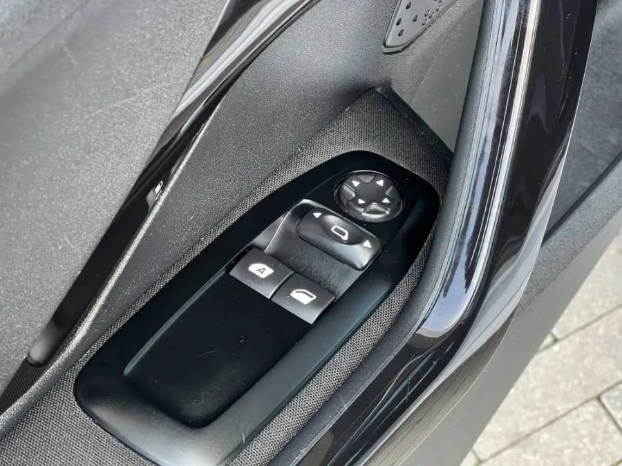 Pelēks Peugeot 208 2015 Rēzekne, ar dzinēja tilpumu 1.00 L un nobraukumu 141 tūkst. km par 2650 €, foto 17 vietnē AUTOMOTO.COM.LV