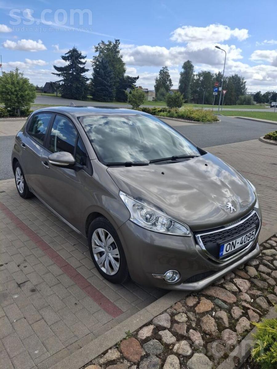 Grey Peugeot 208 2015 in Bauska, with an engine capacity of 1.20 L and mileage of 87 thousand km for 4250 €, photo 3 on AUTOMOTO.COM.LV