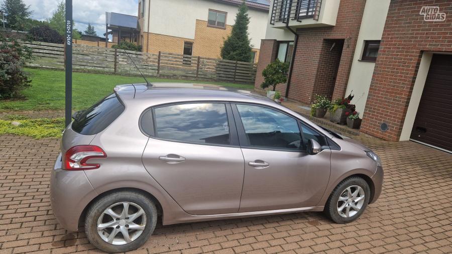 Grey Peugeot 208 2015 in Kaunas, with an engine capacity of 1.20 L and mileage of 149 thousand km for 3450 €, photo 3 on AUTOMOTO.COM.LV