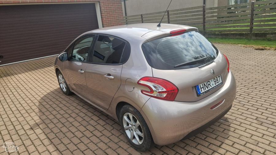 Grey Peugeot 208 2015 in Kaunas, with an engine capacity of 1.20 L and mileage of 149 thousand km for 3450 €, photo 5 on AUTOMOTO.COM.LV