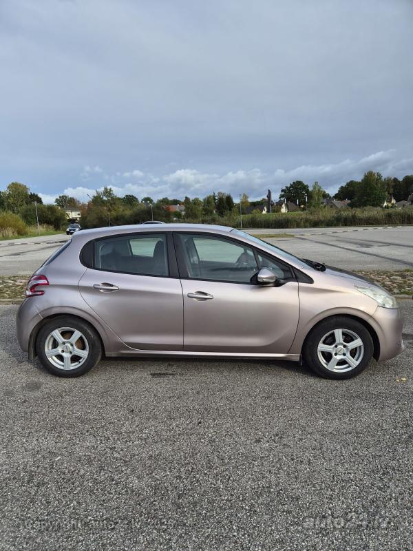 Grey Peugeot 208 2015 in Voru, with an engine capacity of 1.50 L and mileage of 139 thousand km for 3900 €, photo 5 on AUTOMOTO.COM.LV