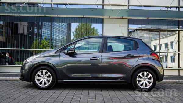 Grey Peugeot 208 2016 in Riga, with an engine capacity of 1.20 L and mileage of 167 thousand km for 18990 €, photo 2 on AUTOMOTO.COM.LV