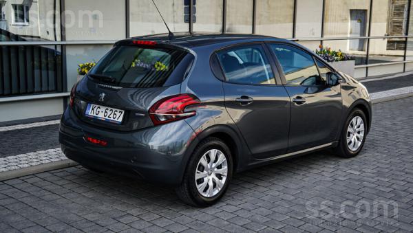 Grey Peugeot 208 2016 in Riga, with an engine capacity of 1.20 L and mileage of 167 thousand km for 18990 €, photo 4 on AUTOMOTO.COM.LV