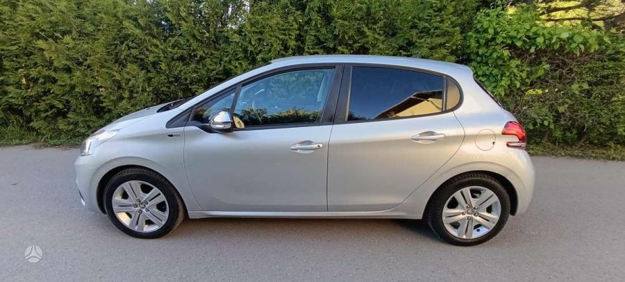 Grey Peugeot 208 2016 in Kaunas, with an engine capacity of 1.60 L and mileage of 174 thousand km for 4555 €, photo 3 on AUTOMOTO.COM.LV