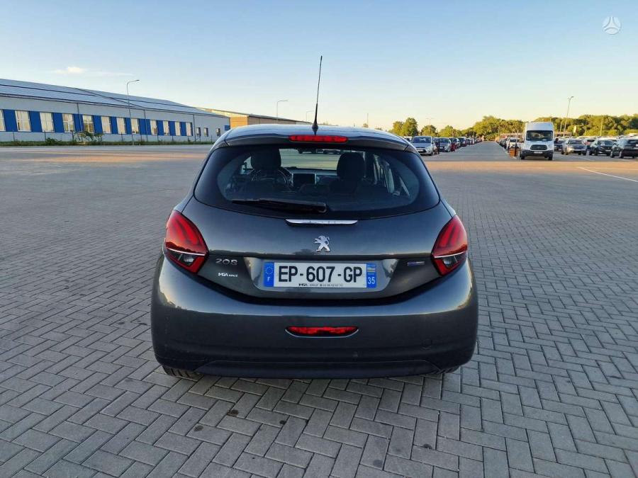 Grey Peugeot 208 2017 in Taurage, with an engine capacity of 1.20 L and mileage of 98 thousand km for 4800 €, photo 5 on AUTOMOTO.COM.LV