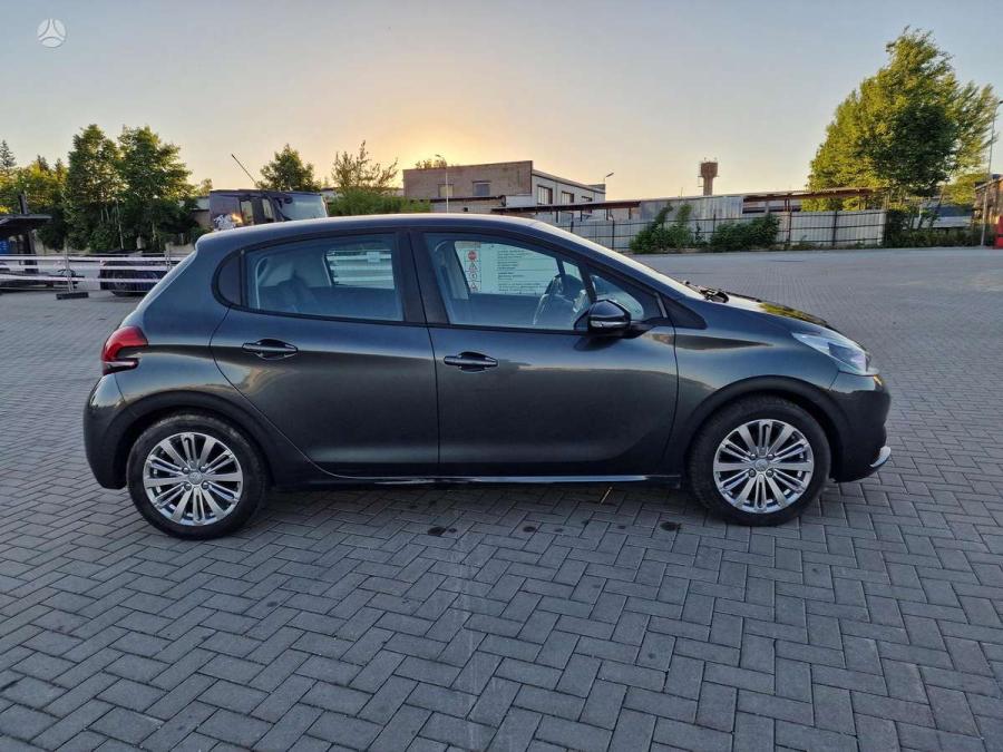 Grey Peugeot 208 2017 in Taurage, with an engine capacity of 1.20 L and mileage of 98 thousand km for 4800 €, photo 7 on AUTOMOTO.COM.LV