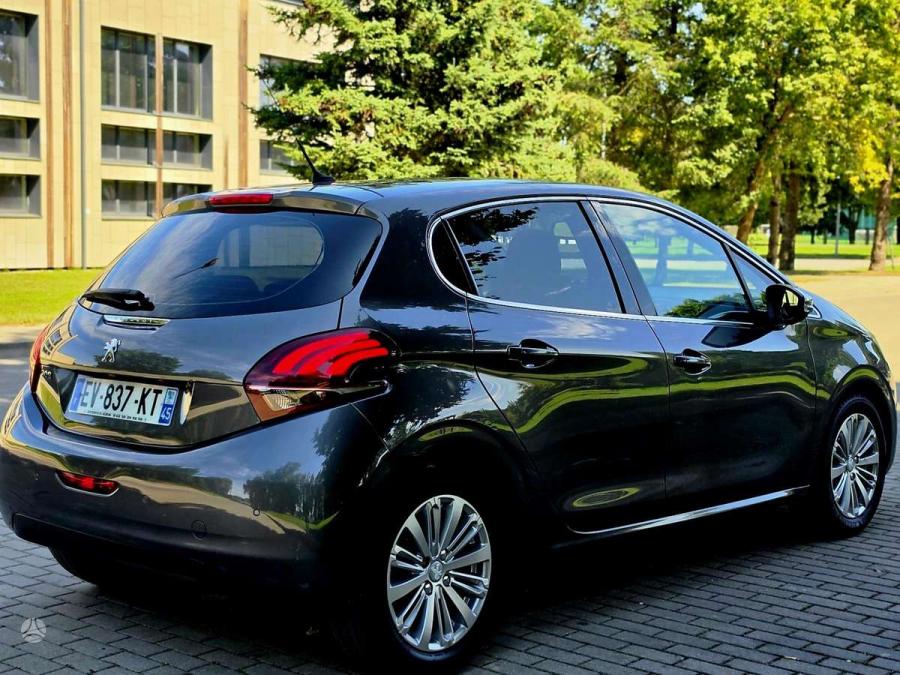 Grey Peugeot 208 2018 in Taurage, with an engine capacity of 1.20 L and mileage of 125 thousand km for 4400 €, photo 8 on AUTOMOTO.COM.LV