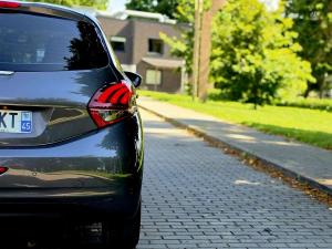 Grey Peugeot 208 2018 in Taurage, with an engine capacity of 1.20 L and mileage of 125 thousand km for 4400 €, photo 13 on AUTOMOTO.COM.LV